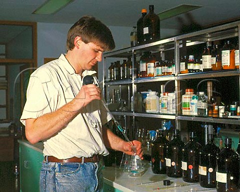 Cephas Picture Library - Asset Details 1000733- Winemaker Grant Semmens ...